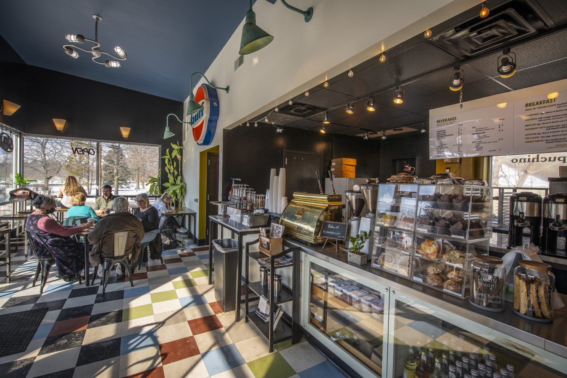 Comience El D a Pump Station Cafe Ofrece A Los Clientes Un Superficie Comience El D a Pump Station Cafe Ofrece A Los Clientes Un Superficie